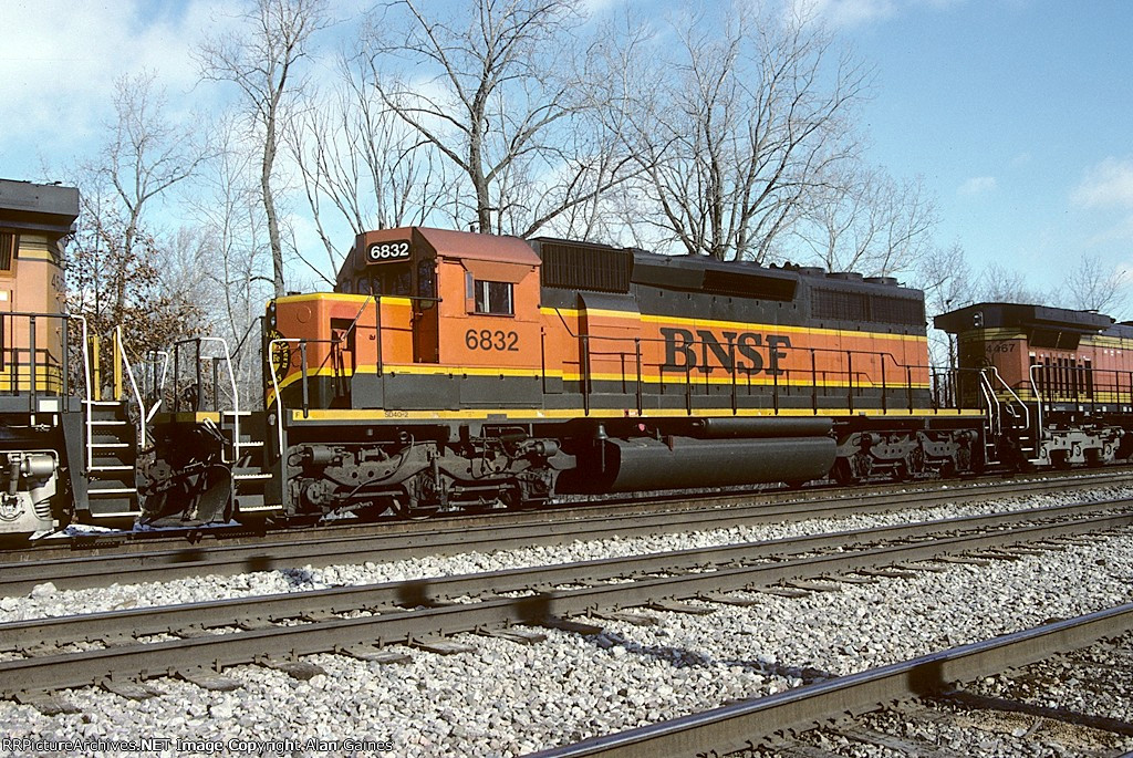 BNSF SD40-2 6832